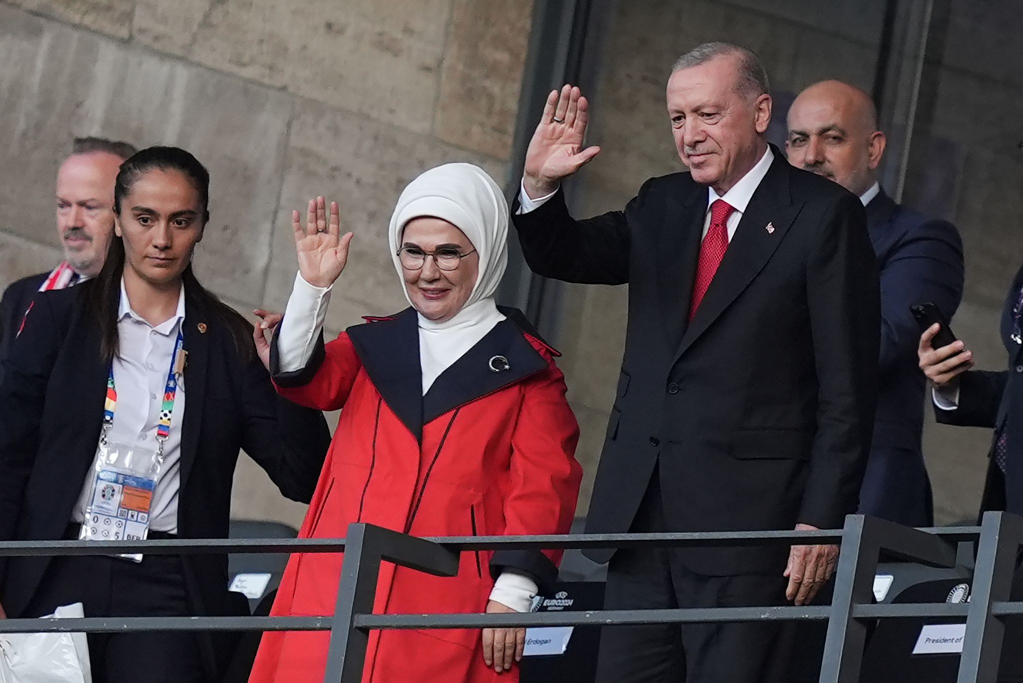 Erdogan nach Wolfsgruß-Eklat bei Türkei-Spiel im Stadion - Fussballdaten