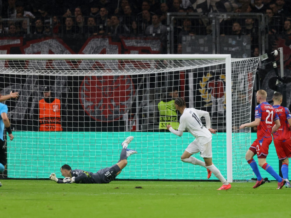 Frankfurt gibt Sieg im Lieblingswettbewerb spät aus der Hand ...