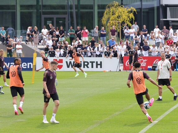 DFB-Training ohne Werner und Henrichs - Fussballdaten