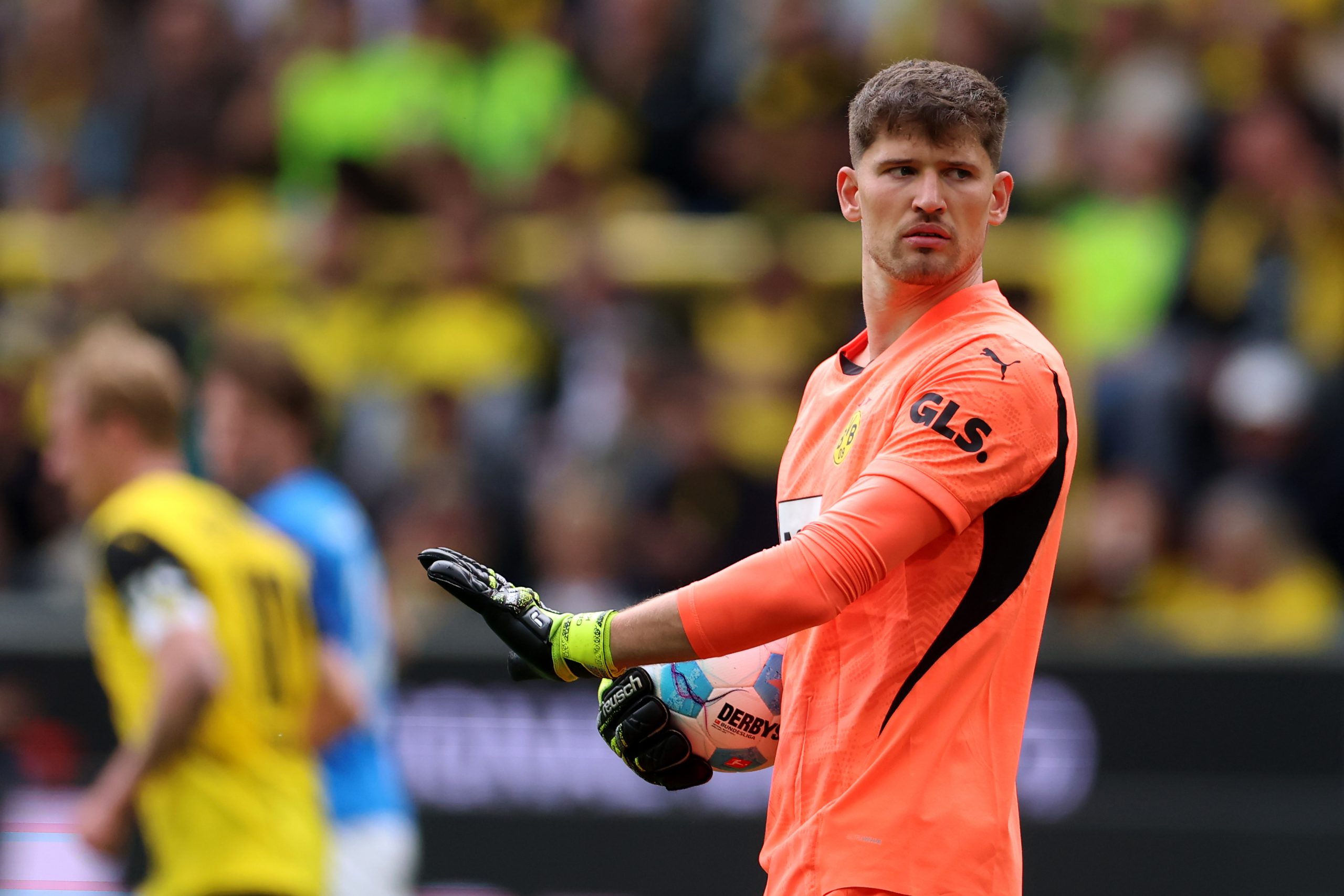 Kein Wechsel: Gregor Kobel informiert BVB-Bosse über Verbleib ...