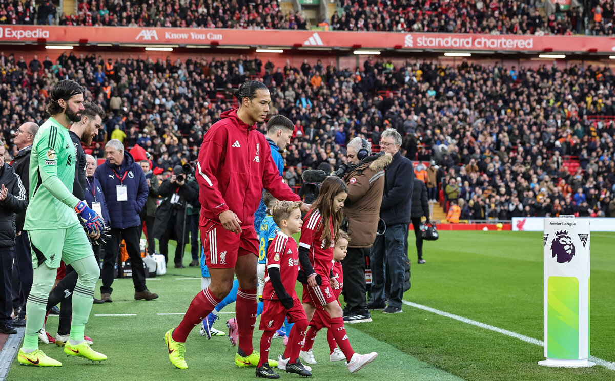 FC Liverpool vs. „The Wolves“ 2:0 –Ehre für toten Fußballstar ...